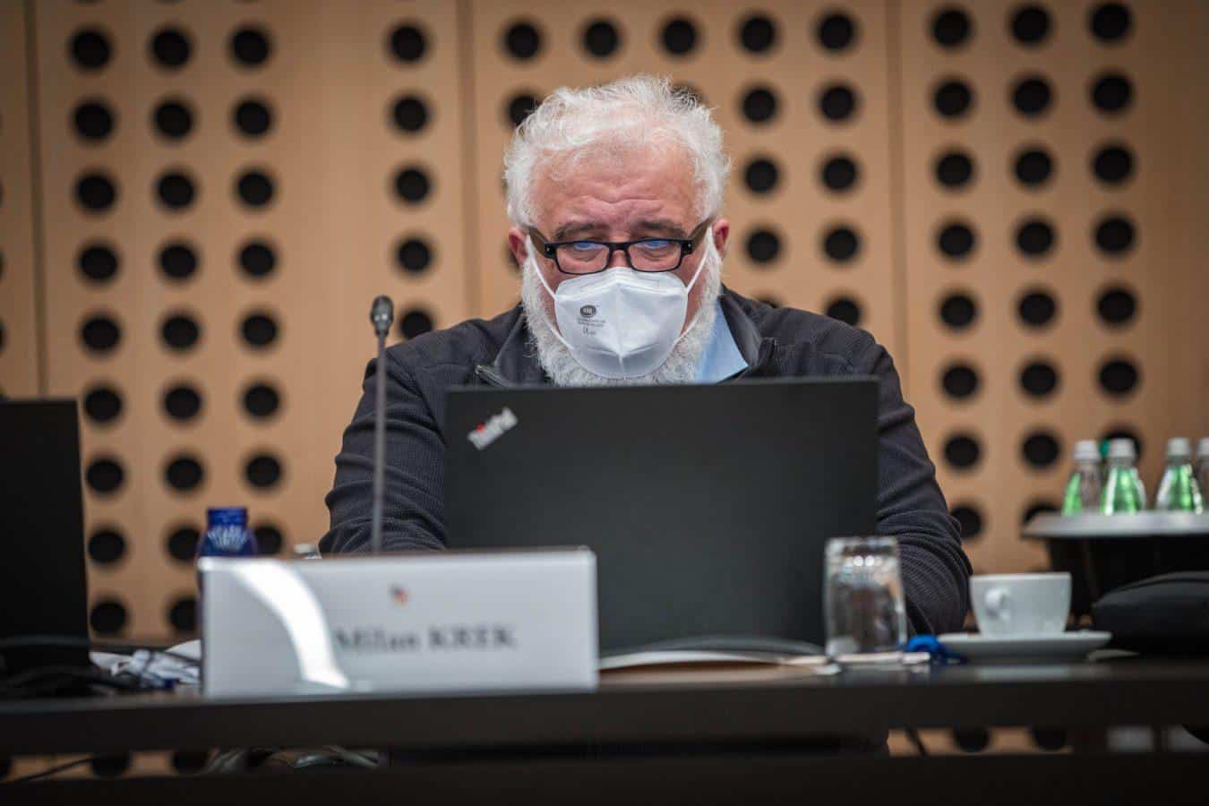 Krek: Ob takem trendu konec septembra po 2000 okužb na dan. Danes je ...