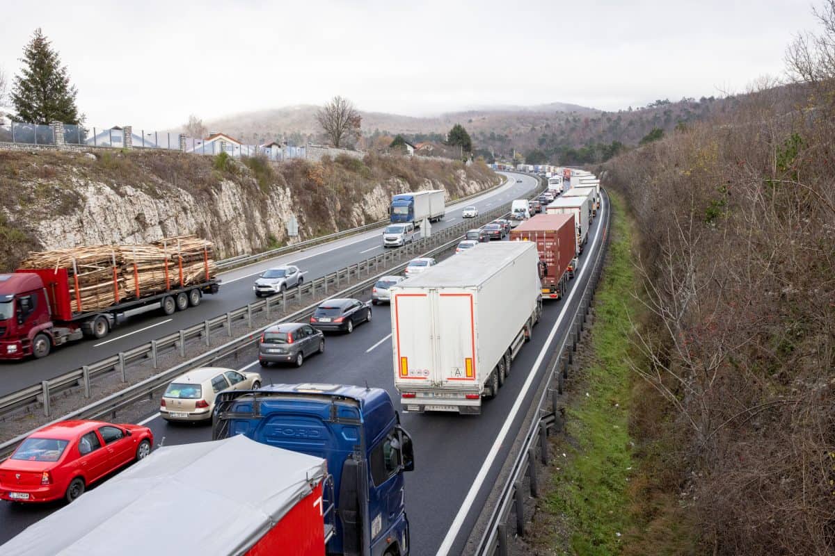 Zaradi praznika in počitnic zastoji na slovenskih cestah - Koroške Novice