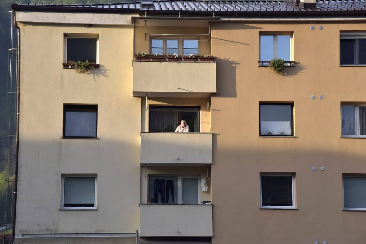 V Podvelki voda zalila kletne prostore. V Radljah gasilci nudili pomoč onemogli osebi v ...