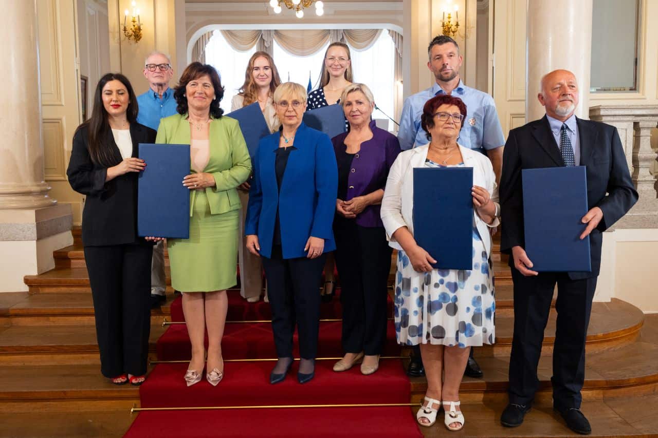 Podeljena državna nagrada in priznanja na področju prostovoljstva za leto 2023. Med prejemniki ...