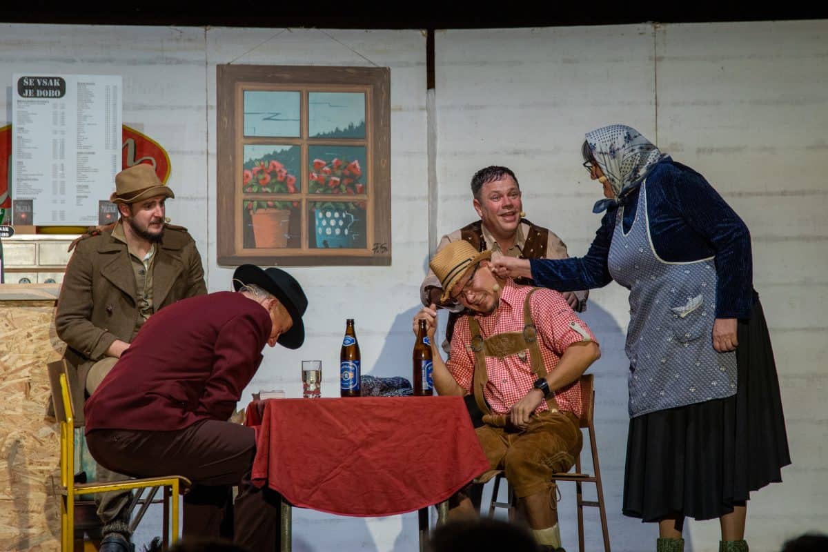 Kimperk teater ob koncu leta vabi na večer, poln smeha - Koroške Novice